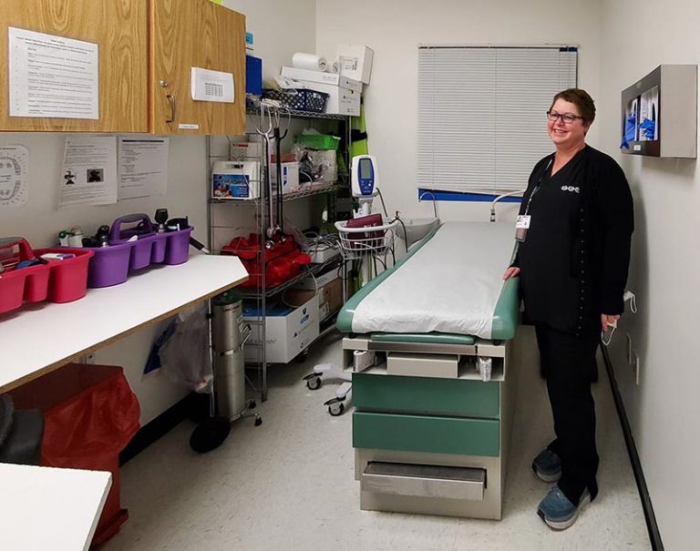 First Casper Reentry Center staff member receives COVID-19 vaccine